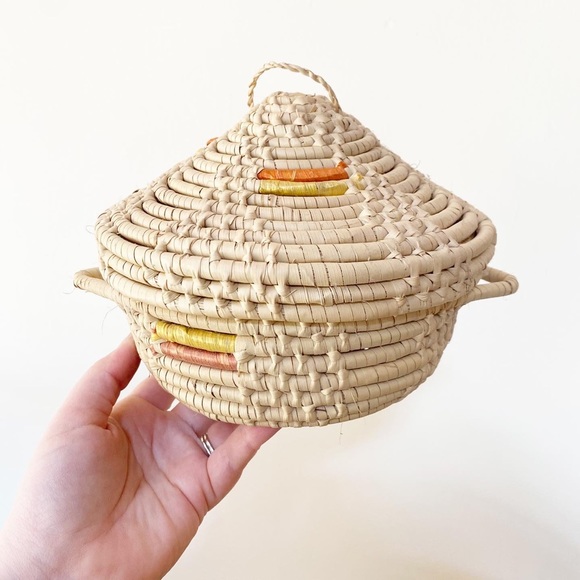 Vintage | Accents | Vintage Unique Coiled Seagrass Basket With Lid ...